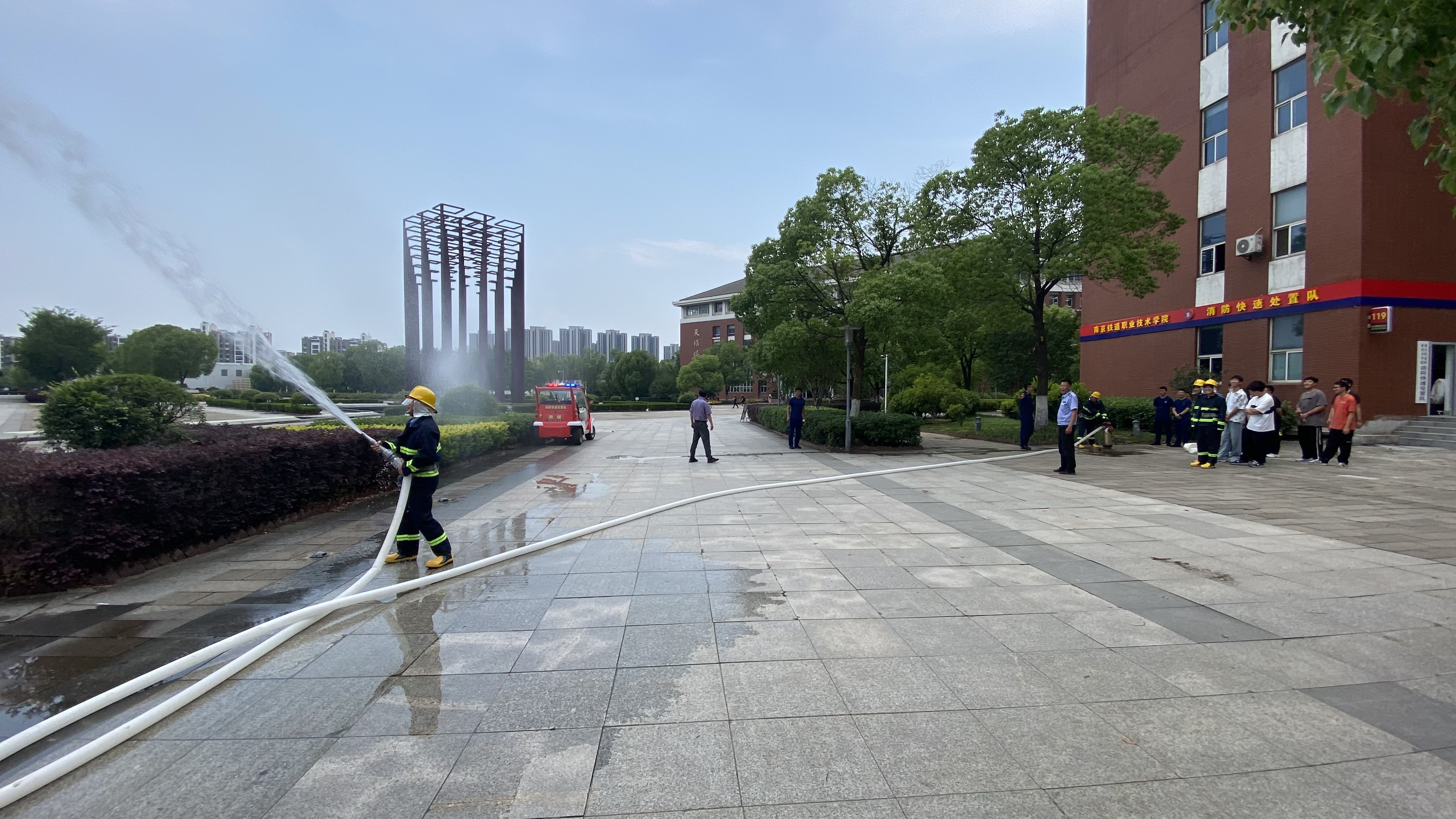 我校消防快速处置队组织培训与演练-南京铁道职业技术学院